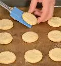 Foto de stock Receta de cocina: galletas con bolas de chocolate, paso №4