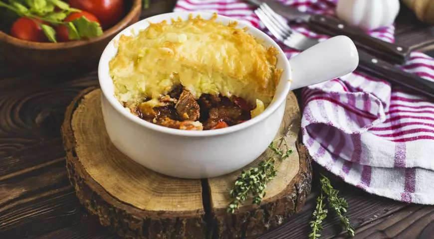 Bauernhof Schweinefleisch mit Schweinefleisch, Kartoffeln und Käsekruste, Schritt-für-Schritt-Rezept mit Fotos