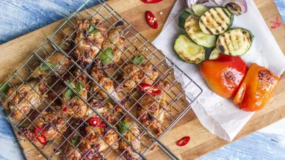 Hunneg Flilleken am asiatesche Stil mat gegrillte Geméis, Schrëtt-Bype Rezept mat Foto