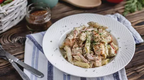 Gruben mit roten Fisch in cremiger Sauce, Schritt-für-Schritt-Rezept mit Fotos