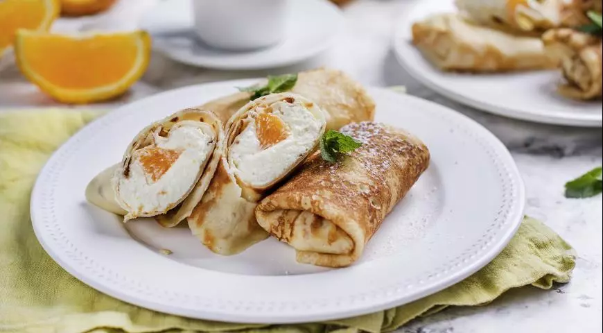 Dünne Pfannkuchen mit Hüttenkäsefüllung und orangefarbenem Flair, Schritt-für-Schritt-Rezept mit Fotos