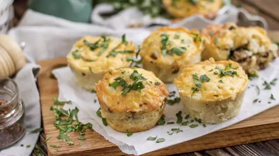 Kartoffel Muffins mat Fleesch stew ënner der Kéis Krust, Schrëtt-Bype Rezept mat Fotoen