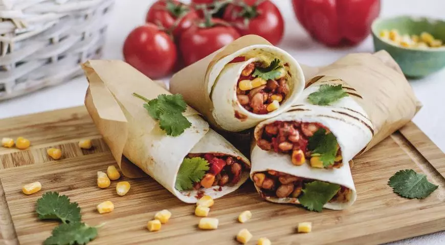 Vegetarische Burito - Mexikanische Rolle aus Tortilien mit Avocado, Bohnen und Mais, Schritt-für-Schritt-Rezept mit Fotos