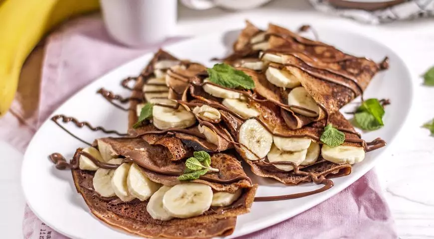 Ĉokolado-pancakes kun banana plenigaĵo