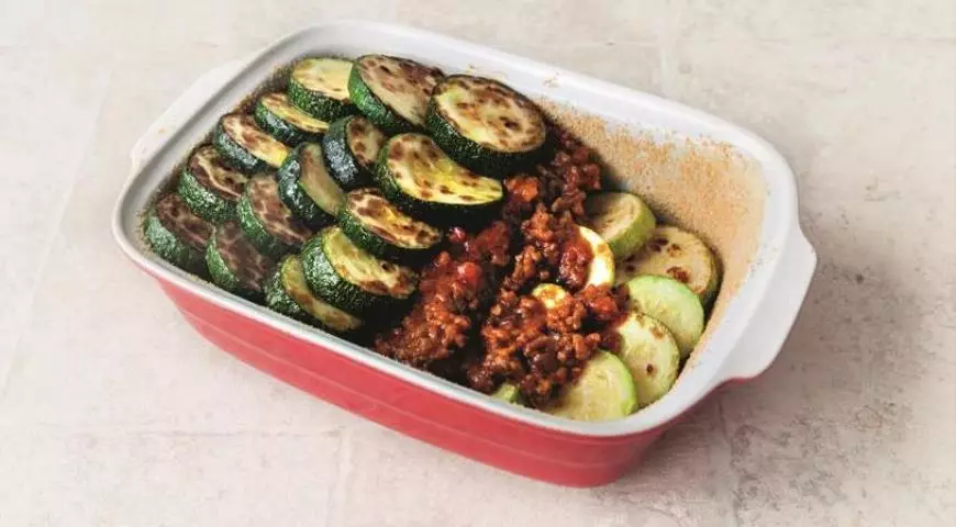 Stock foto madlavning opskrift: musaka med courgette, trin nummer 5