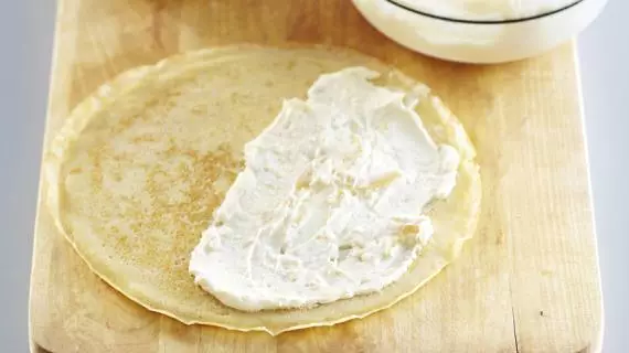 Pancakes misy fromen cheese cheese, fanolorana dingana miaraka amin'ny sary