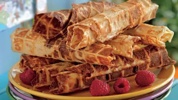 Waffles curd miaraka amin'ny daty, dingana dingana amin'ny alàlan'ny sary