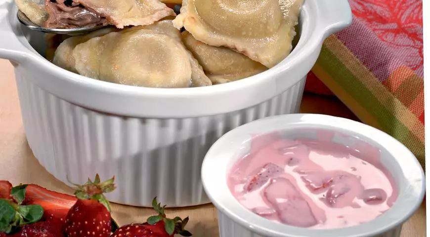 Ravioli ar šokolādes sieru un zemeņu mērci