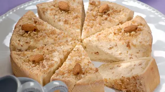 Cheesecake nrog almond walines, cov khoom noj ib qib zuj zus nrog cov duab