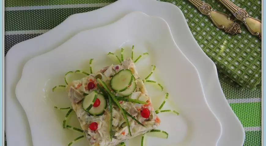 Toyuq və təzə xiyar ilə salat resept kapitalı