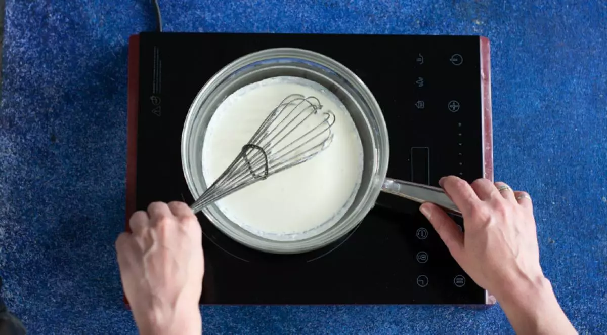 Hell, kontinuerlig røre kilen, eggblandingen i meieriet - og bland, bland. Dette er den viktigste tingen - omrøring, uten distraherende. Når hele gelatinet er oppløst, må en bolle med varm panacotta fjernes fra en stor panne, og rette panakotet gjennom en sil. 16066_9