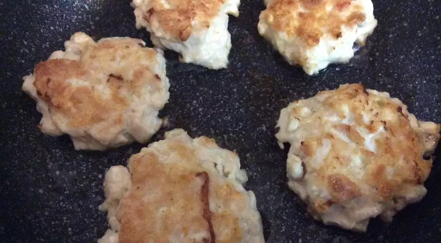 Frite as chuletas de ambos lados