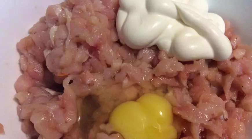 Bættu pipar, egg, majónesi, blandað saman