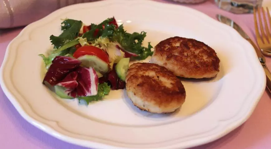 مکھن کے ساتھ چکن Cutlets