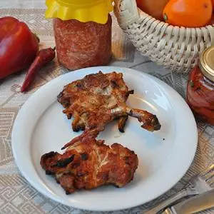 Côtelettes naturelles au poulet sur la grille, recette pas à pas avec des photos