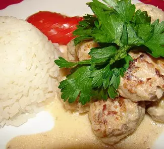 Awọn eerun eso kabeeji larọwọ ni irisi awọn meatballs