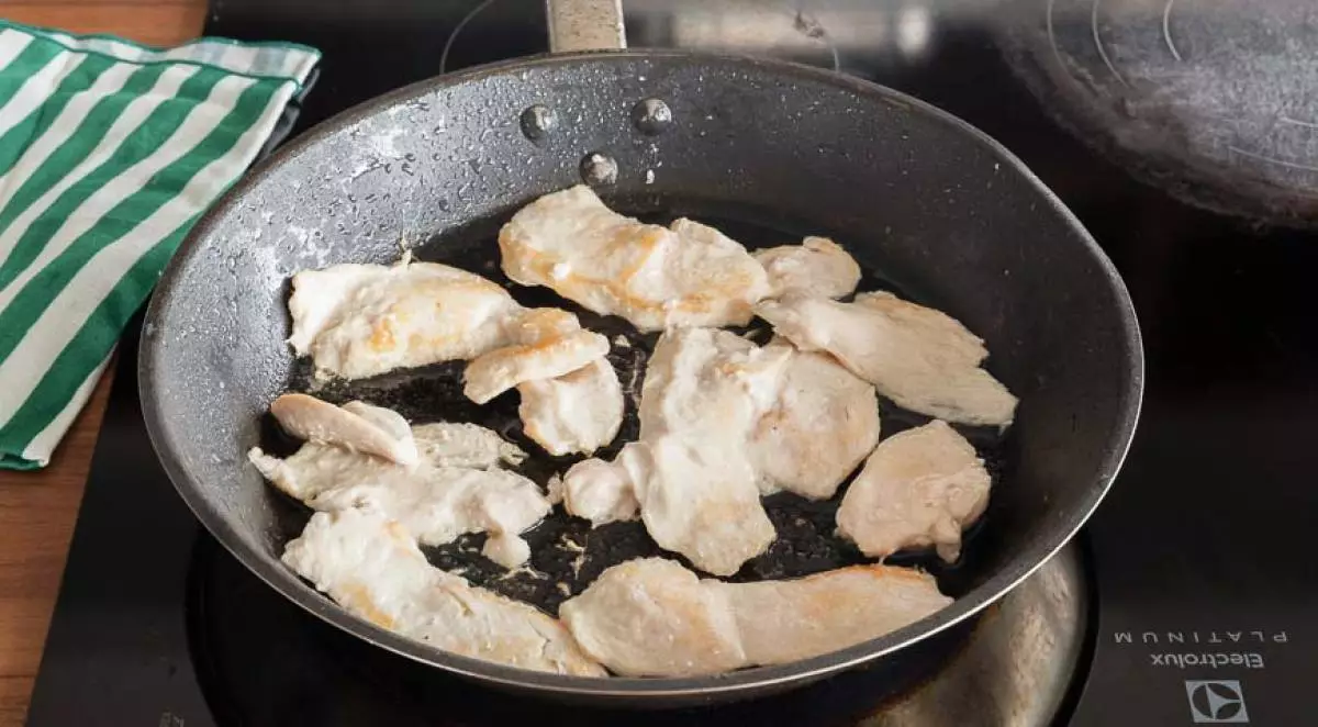 Ang pag-asil sa manok nga fillet alang sa casserole nga adunay manok ug mais