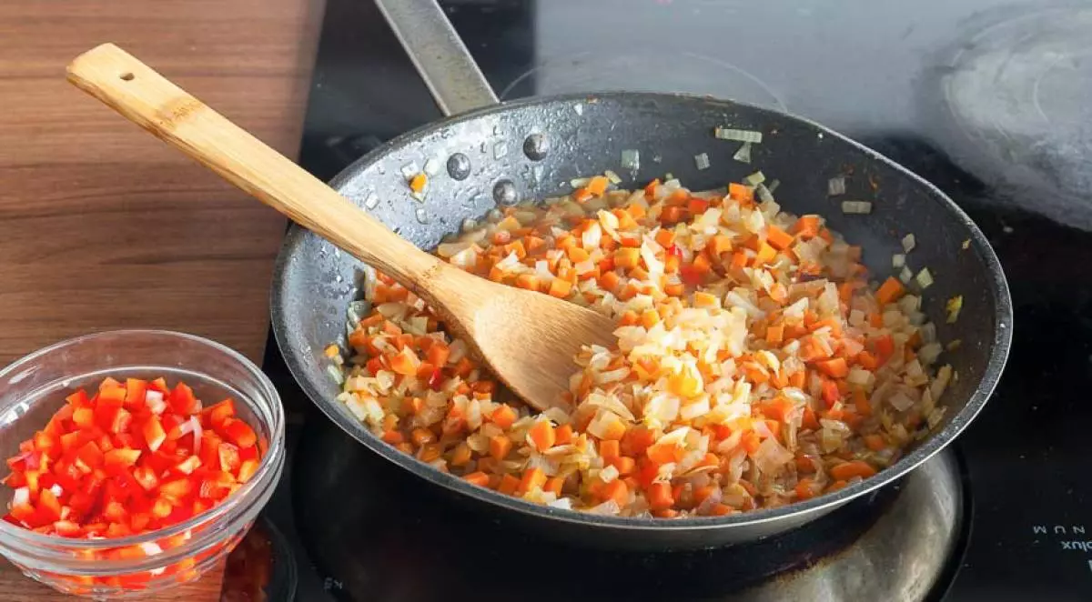 Mboga mboga kwa casserole na kuku na nafaka.