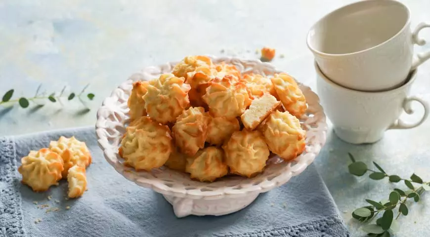 Kekse im Mund auf Mayonnaise, Backen ist fertig