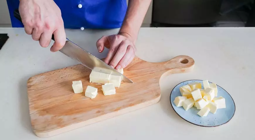 Kjeks i munnkaker på majones, smør kuttet i kuber