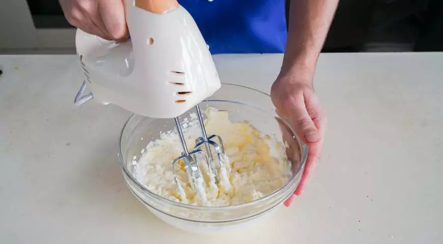 Cookieak maionesan ahoan, gehitu maionesa gurina sartu eta izerditu nahastailea