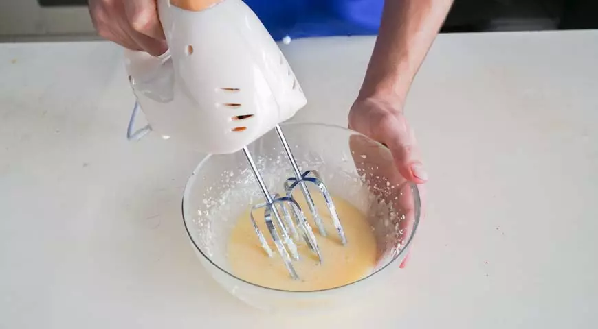 Biscuits dans la bouche sur mayonnaise, bouillir l'œuf avec un mélangeur