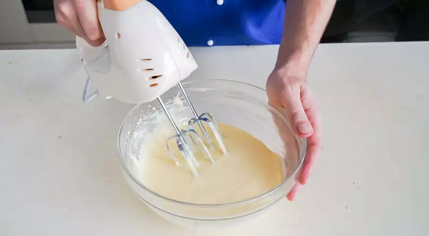 Cookies trong miệng trên mayonnaise, thêm một hỗn hợp trứng vào dầu mayonnaise dầu và lấy một máy trộn