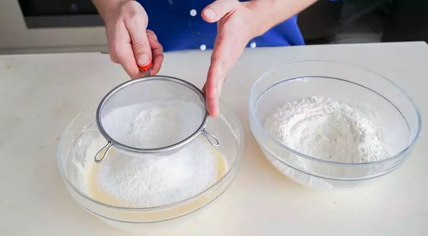 Biscuits dans la bouche sur mayonnaise, cherchez de la farine avec une poudre de cuisson et du sel