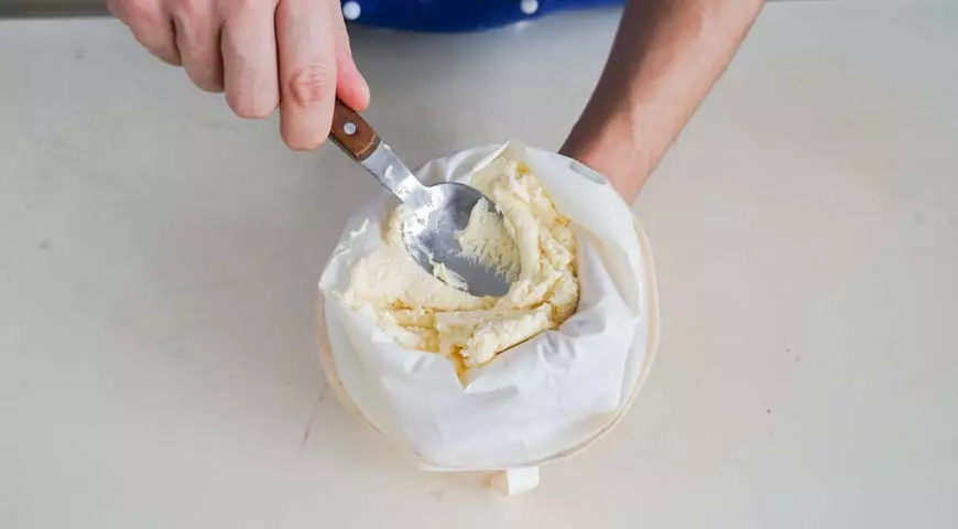 Cookies tidwib fuq il-mayonnaise, poġġi l-għaġina b'kuċċarina f'borża kulinari