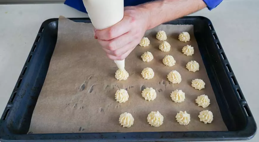 Cookies smelter i munnen på majones, sett deg ned på et bakeplate med kulinarisk pose med deigen