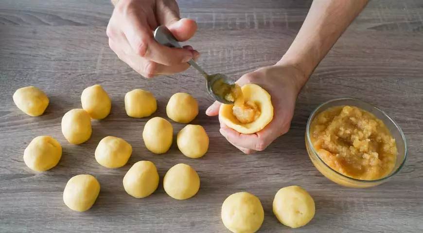 Galetes amb un embús de pinya a l'interior, poseu-vos al centre de la melmelada de pastissos