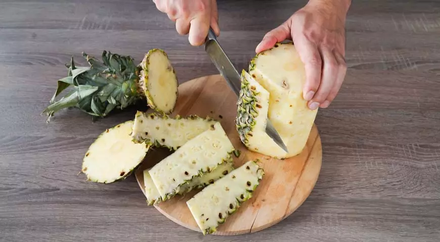 Les galetes amb un embús de pinya a l'interior, tallen la pell de la pinya