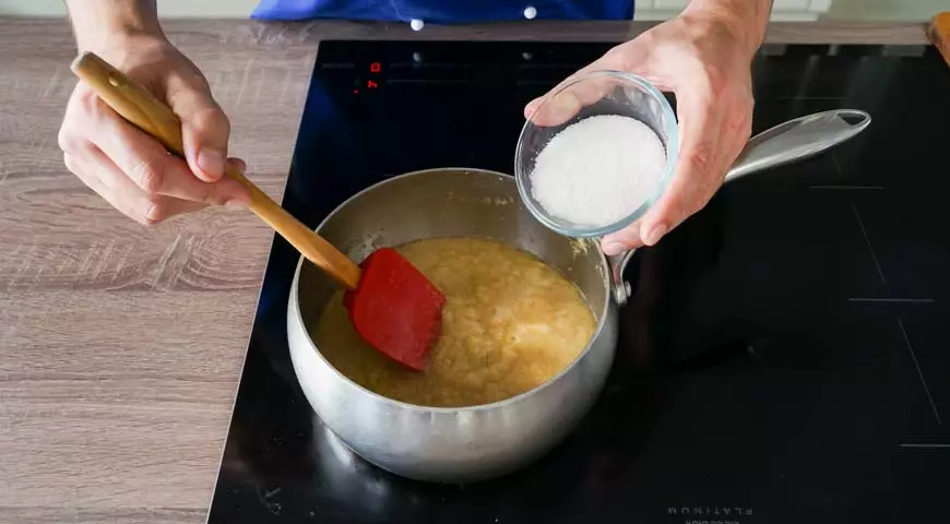 Galetes amb melmelada de pinya a l'interior, afegir sucre, portar a la densitat