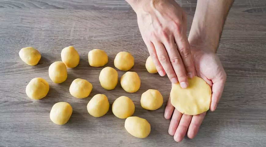 Galetes amb un embús de pinya a l'interior, netejar la massa amb les mans a la capa