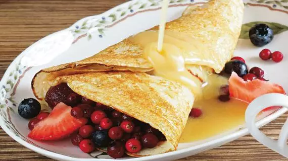 Fabkis pancakes (Crepe) nrog cov txiv ntseej thiab cov ntses creamy, cov khoom noj dhau los nrog cov duab