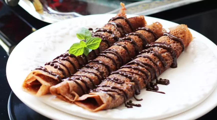 შოკოლადის ფრანგული crepes ერთად ramberry სოუსით