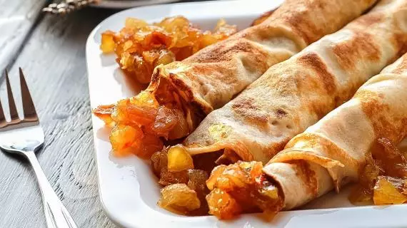 I-Frens crepes ngeapile ye-caramel, iresiphi yenyathelo ngenyathelo ngeefoto