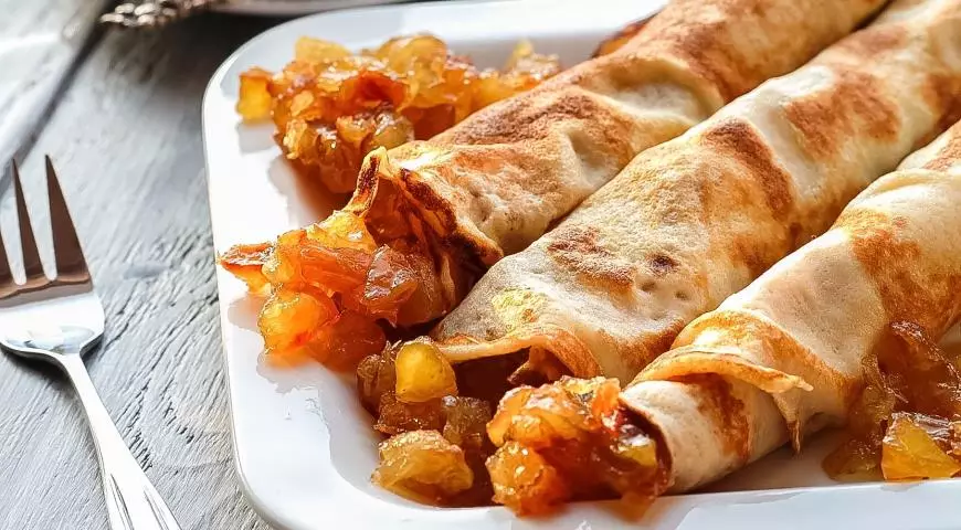 French crepes nwere caramel apụl