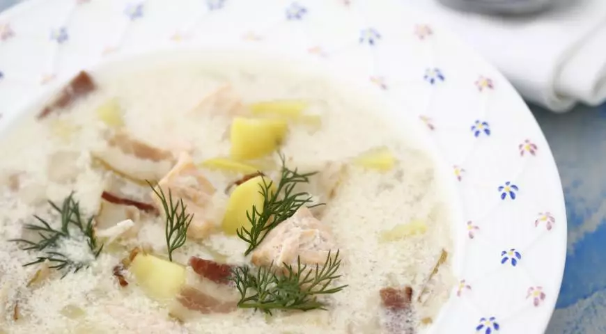 Soup pòmdetè ak somon ak bekonn