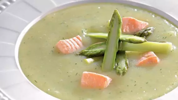 Sopa de puré de pataca con espárragos e salmón, receita paso a paso con fotos