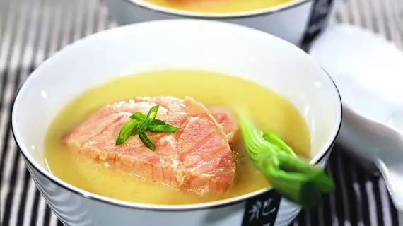 Zuppa di salmone freddo con cipolla leggera, ricetta passo-passo con le foto