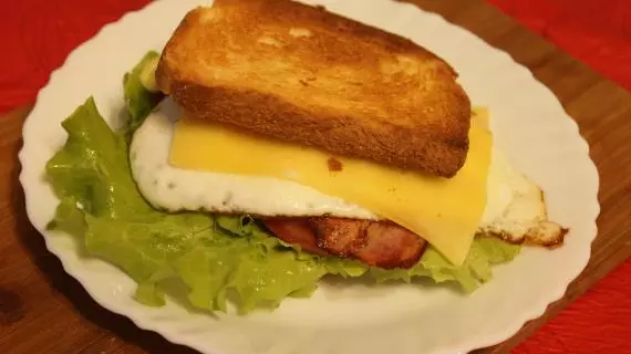 Sandwich með eggi og beikon, skref fyrir skref uppskrift með myndum