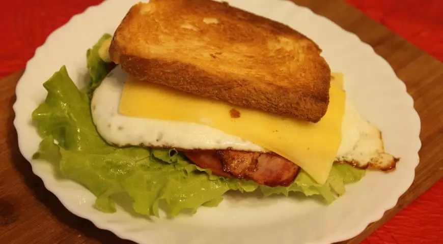 Sandwich með eggi og beikon