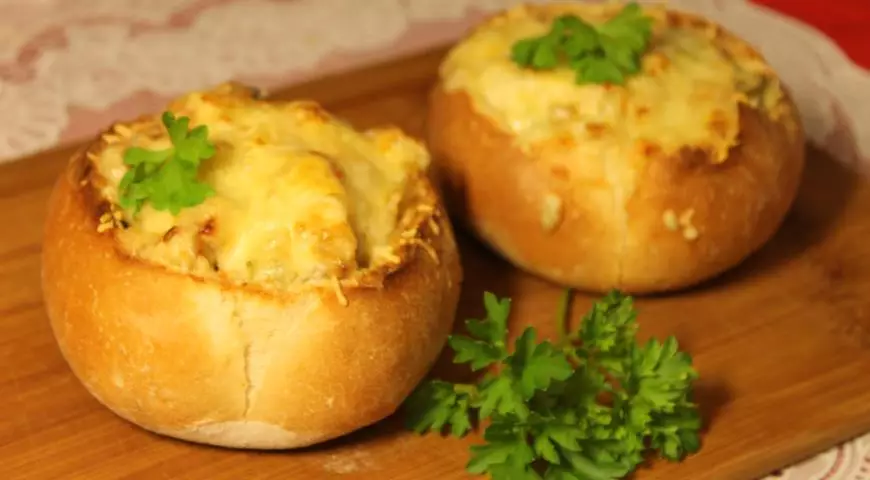 Bun under Sour Cream-tsiis saus