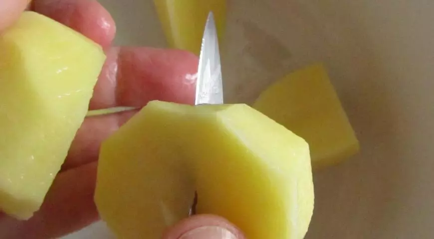 Leikkaa perunat ja porkkanat