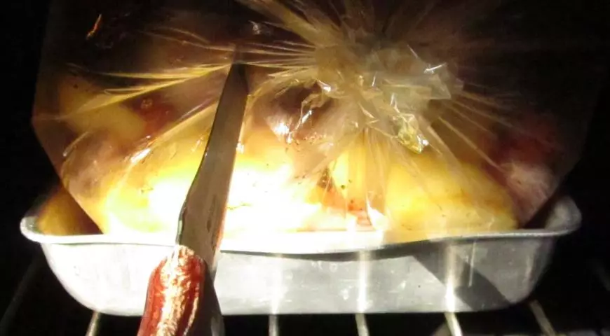 Када ће пилетина са кромпиром и шаргарепом бити спремна, сипајте рукаву отеклине у горњи део ње ножем