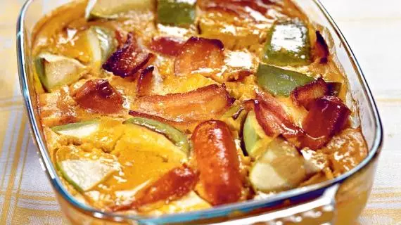 Casserole s klobásmi a jablkami, recept krok za krokom s fotografiami