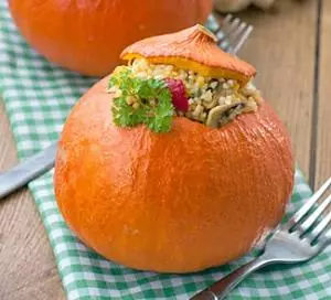 Bulgur bi sebzeyan û champignons di pumpkin, pêngava pêngava gav-gav bi wêneyan