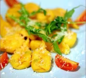 Pumpkin Ravioli s polnilom piščanca, recept za korakom s fotografijami