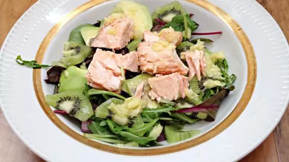 Salad sareng salmon sareng kiwi, léngkah-léngkah-léngkah sareng poto